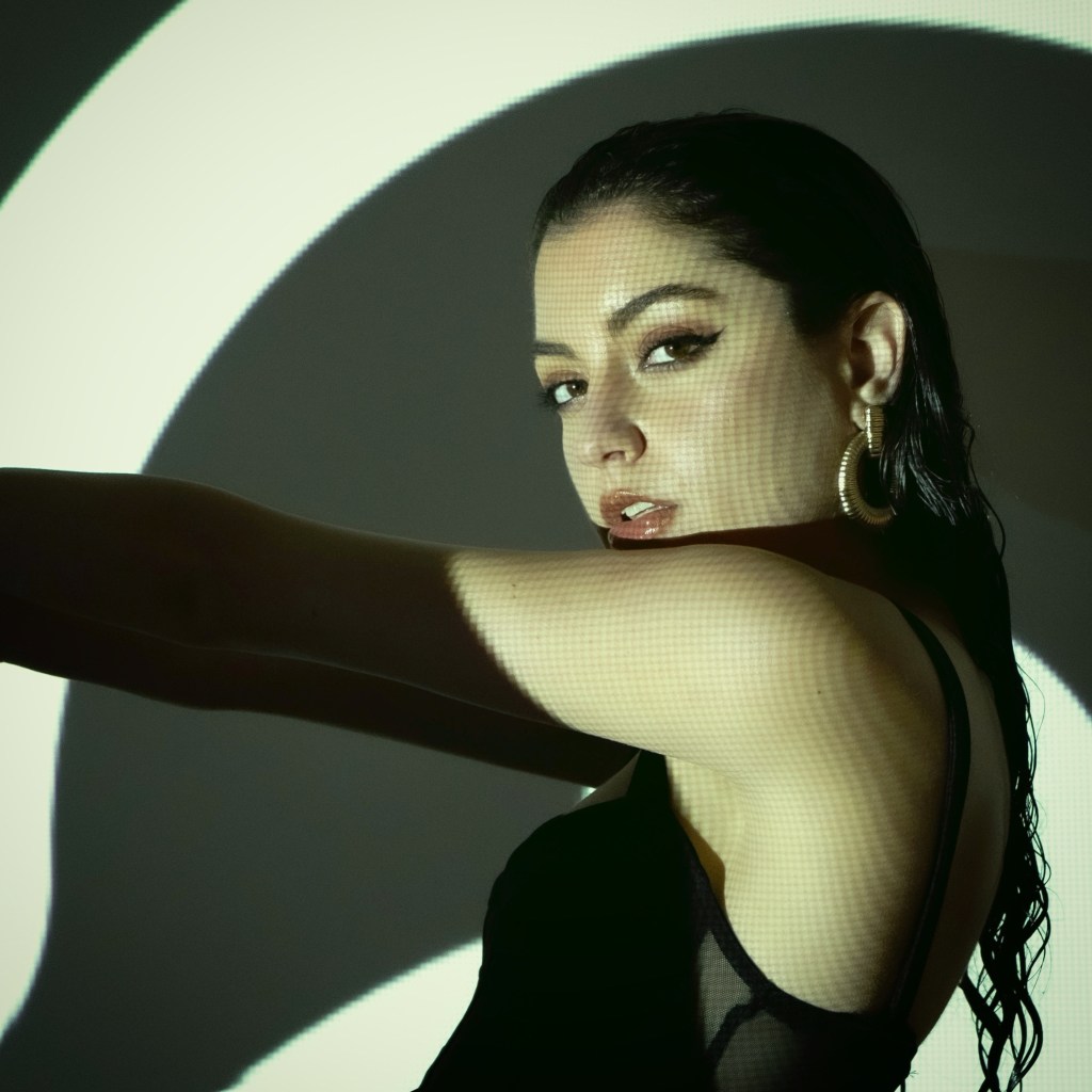 Julia Lostrom - Walk Away | Riveting - Sinusoidal Music